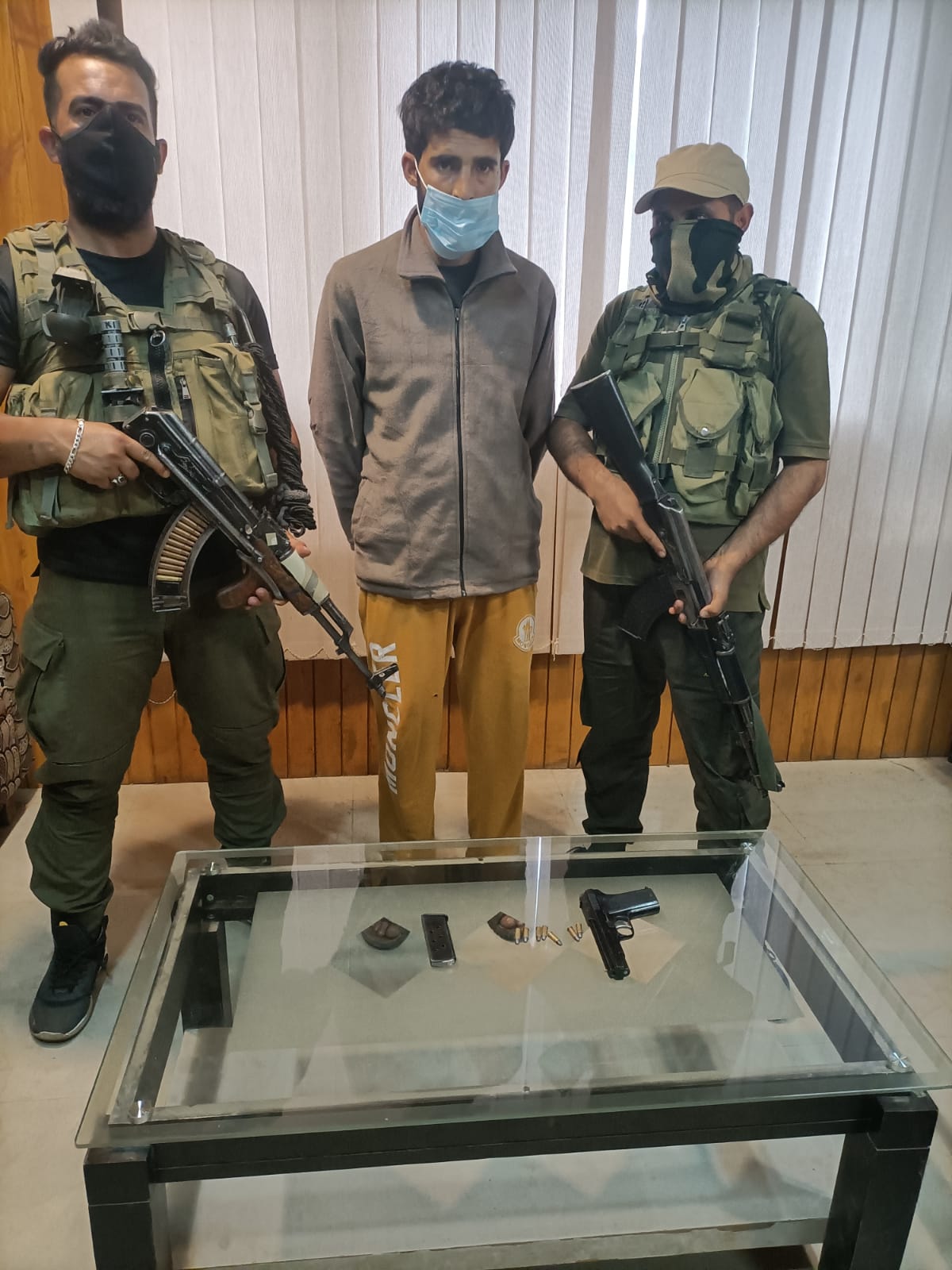 Hybrid LeT militant arrested along with pistol, ammo in Baramulla ...