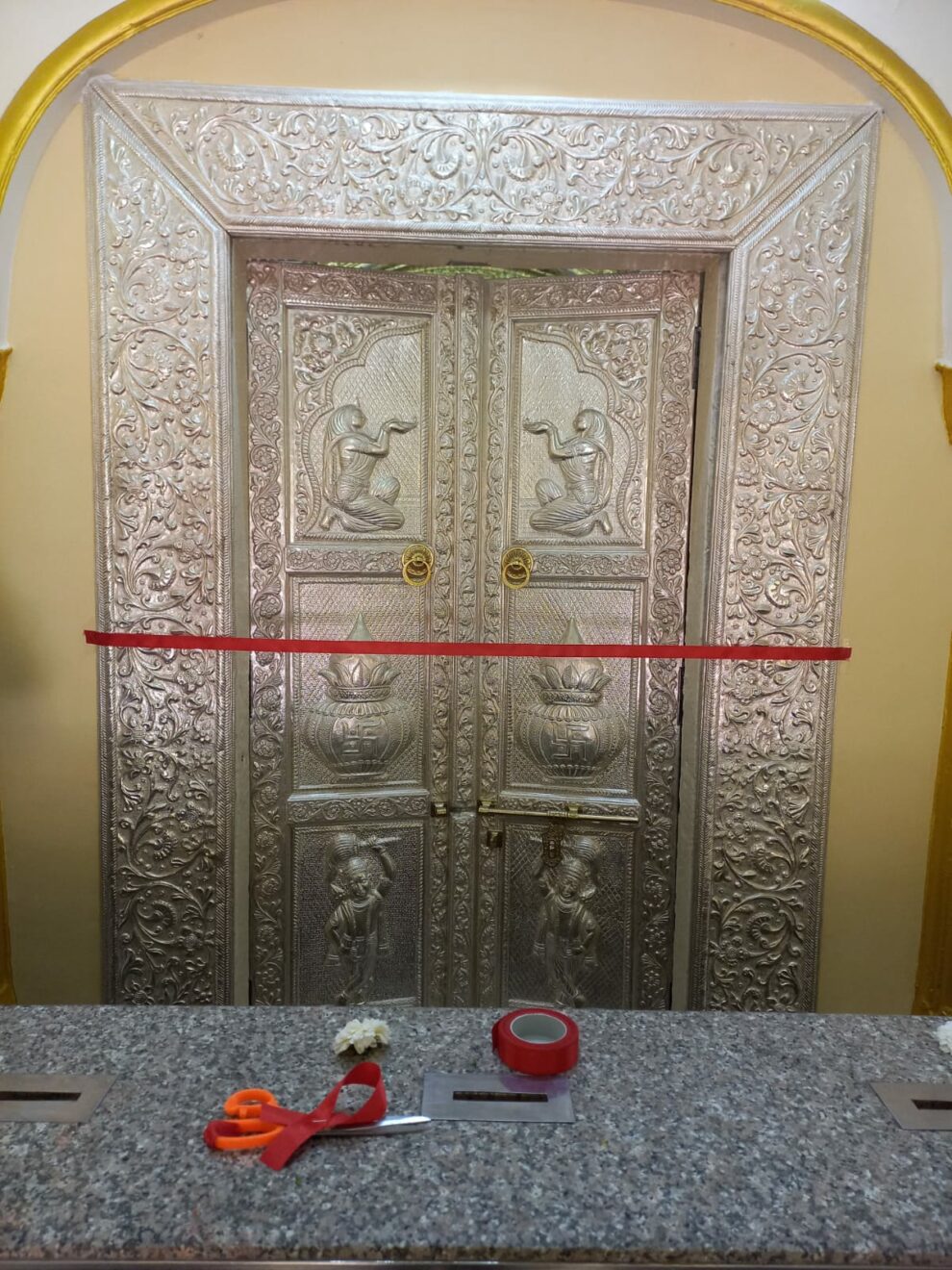Karan inaugurates silver door of Holy Sanctum Sanctorum of Raghunath ...