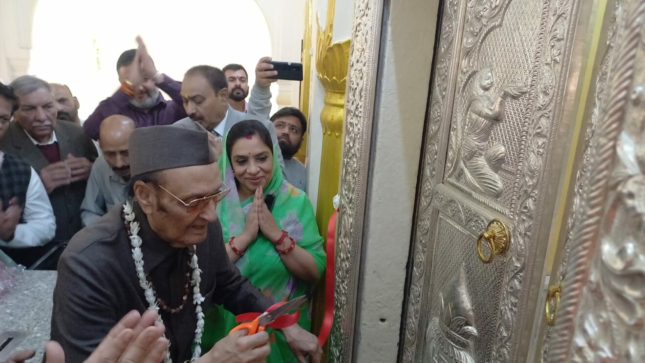 Karan inaugurates silver door of Holy Sanctum Sanctorum of Raghunath ...