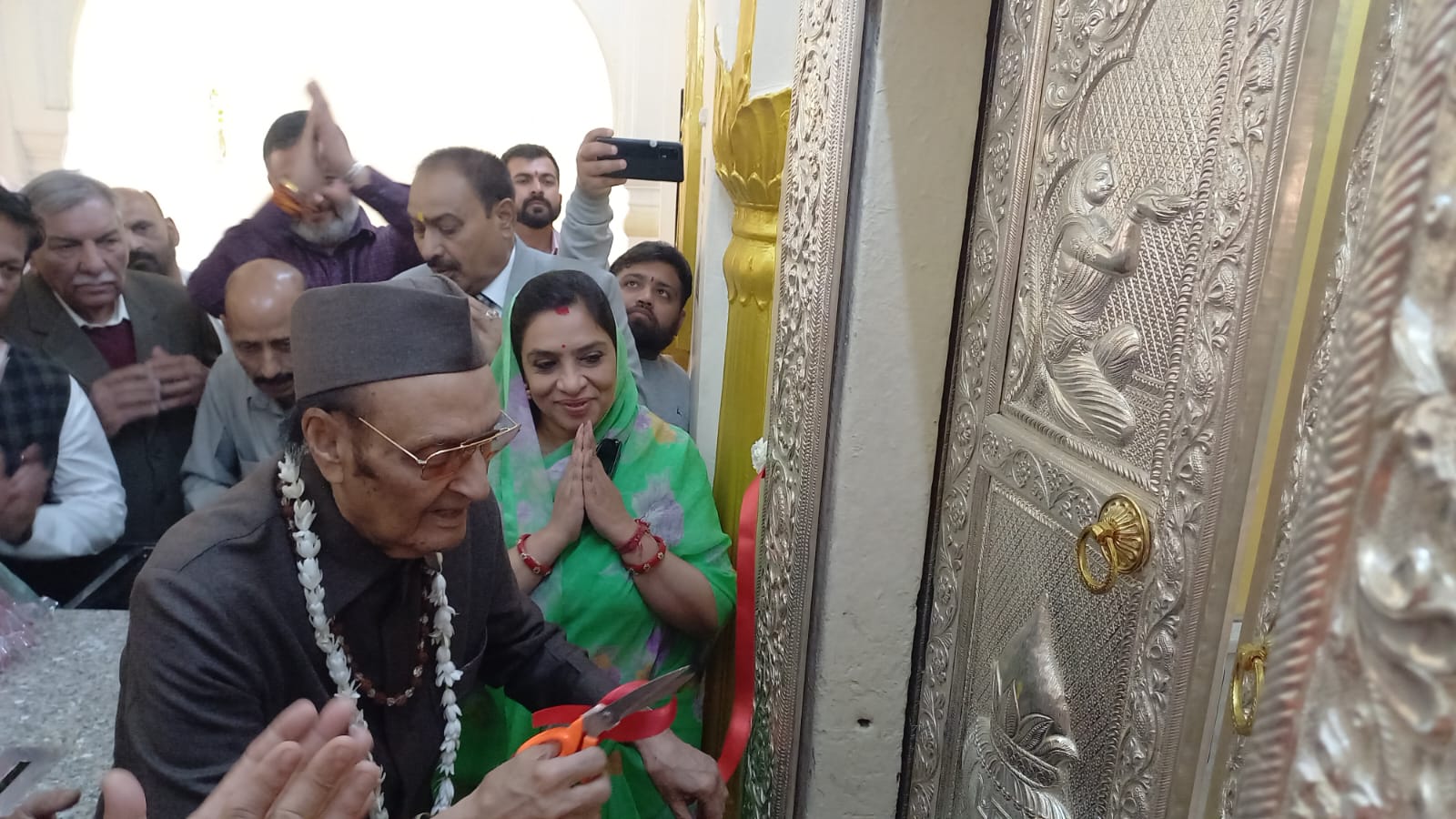 Karan inaugurates silver door of Holy Sanctum Sanctorum of Raghunath ...