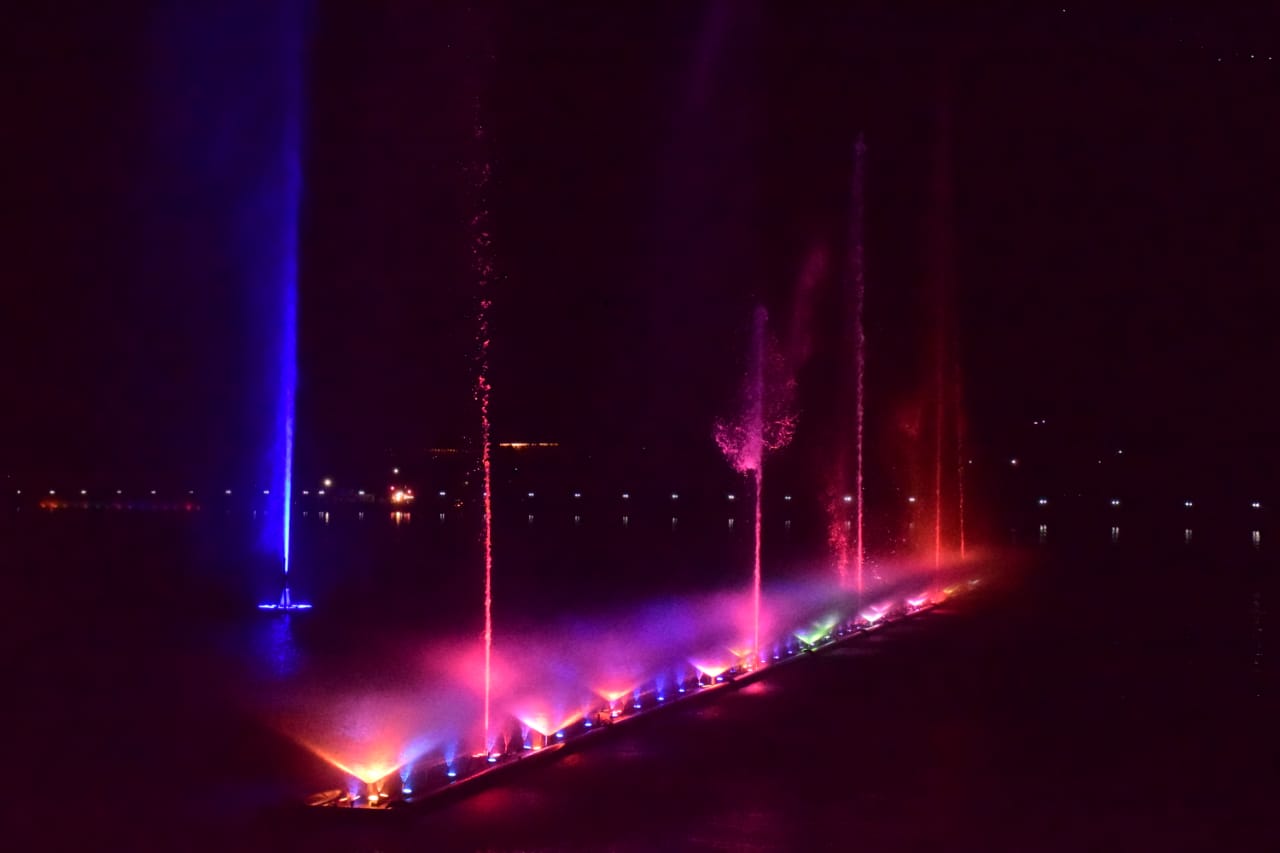 LCMA installs highest water shooter aerator/fountain inside Dal Lake ...