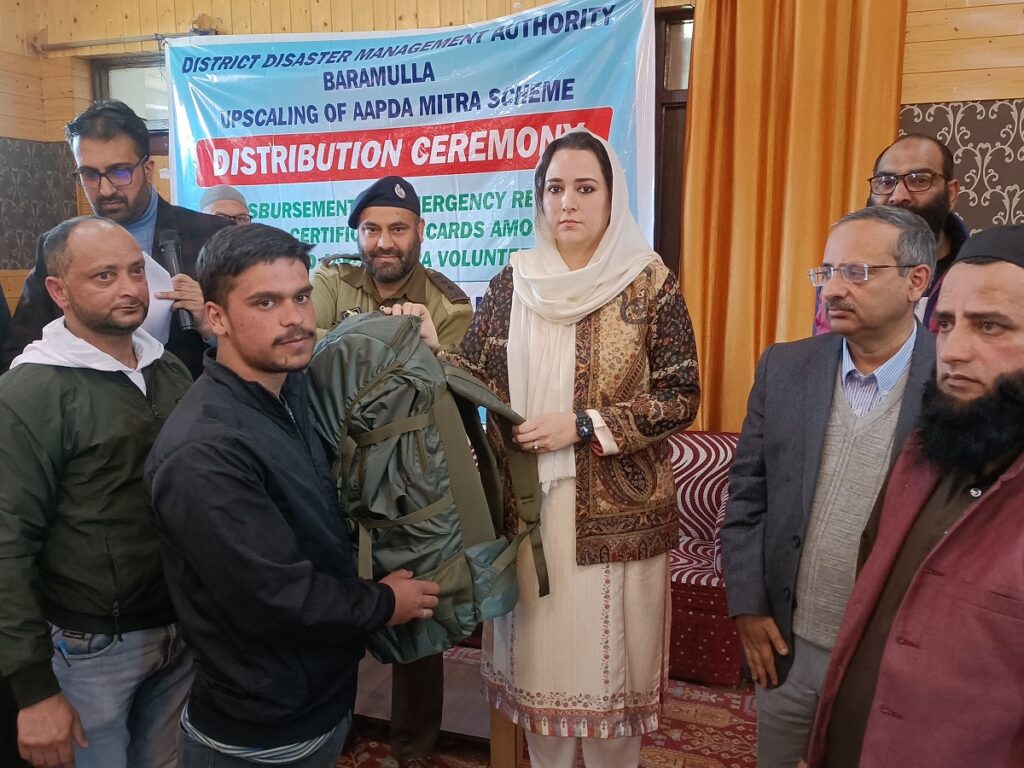 Dr Sehrish distributes Emergency Response Kits among Aapda Mitra ...