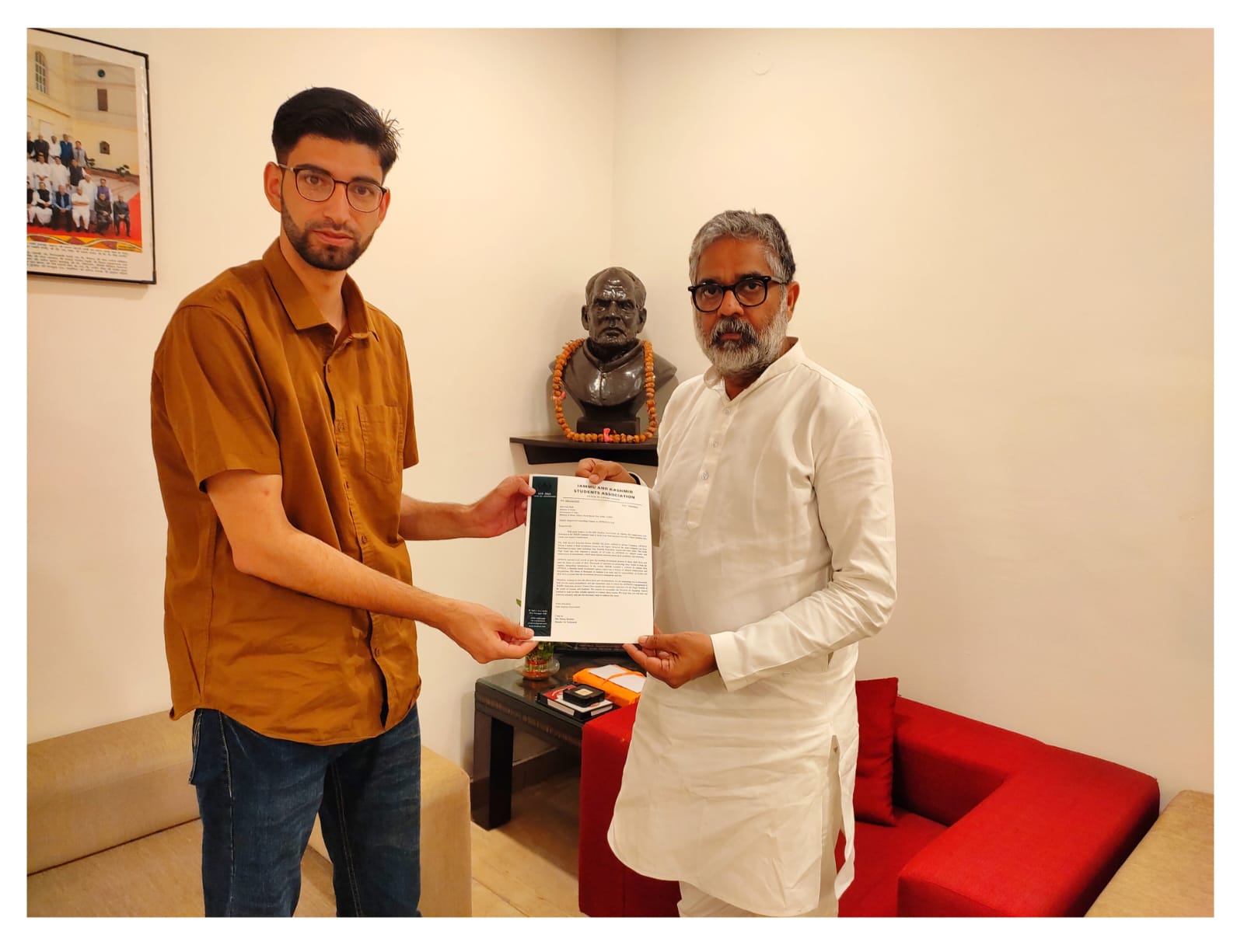 In meeting with MP Neeraj Shekhar, J&K student leader raises issues ...