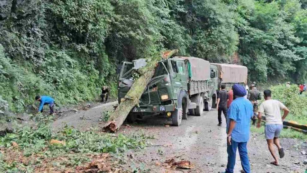 Ramban: Two soldiers injured as tree falls on vehicle – The Dispatch