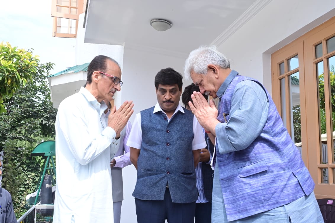 Sinha, CS visit DySP Humayun’s residence – The Dispatch