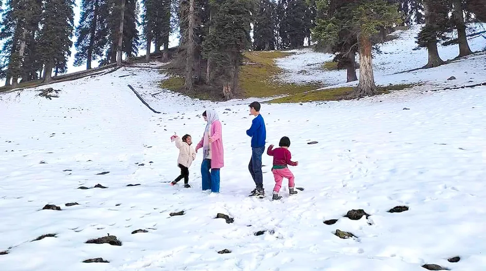 Heavy snowfall in J&K higher reaches, moderate snow, rain in plains ...